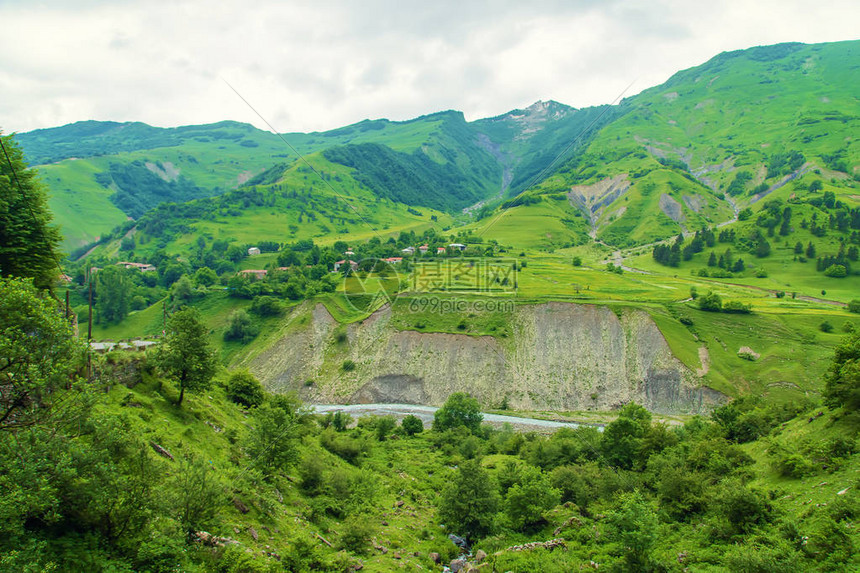 格鲁吉亚山区和山河有选择的高清图片下载-正版图片506140344-摄图网
