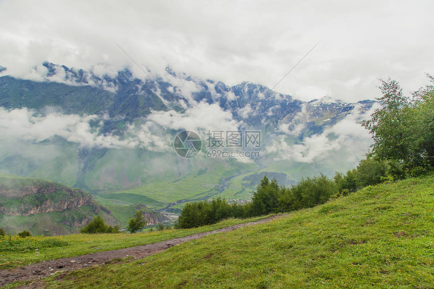 格鲁吉亚山区和山河有选择的高清图片下载-正版图片506140348-摄图网