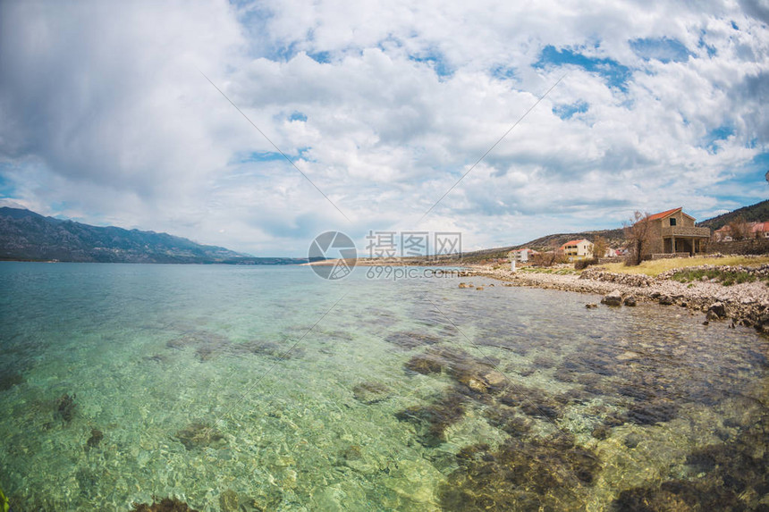 克罗地亚一个小城市的海岸亚得里亚海清澈的海水欧高清图片下载-正版图片506142844-摄图网