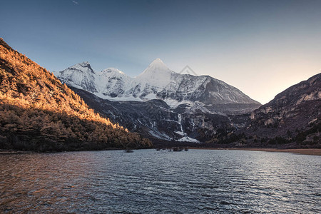秋天在Yading自然保护区高清图片下载-正版图片505873738-摄图网