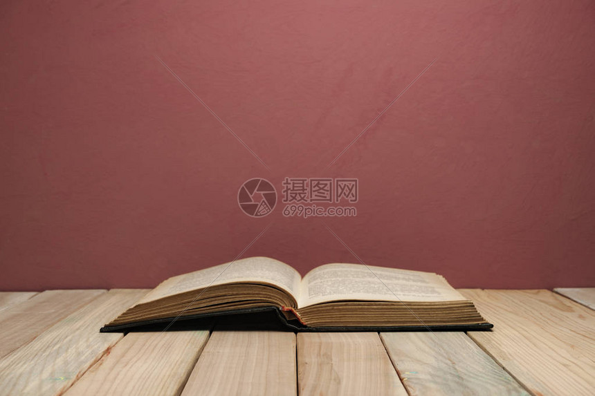 用木板桌和粉红色墙高清图片下载-正版图片506151803-摄图网