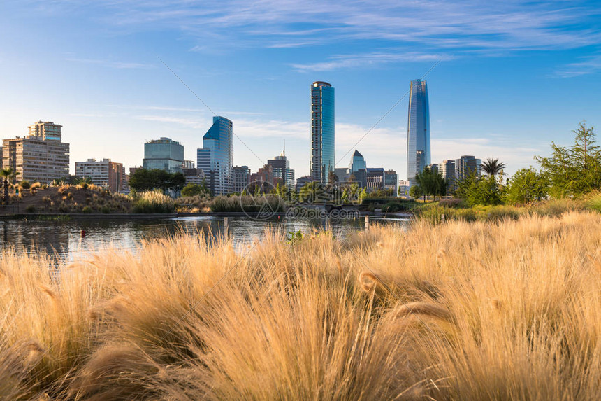 智利圣地亚哥LasCondes区建筑物的天线高清图片下载-正版图片506162954-摄图网