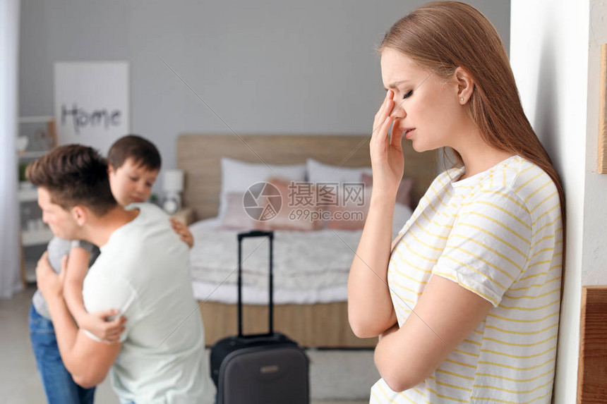 生气的女人和丈夫在离家前与儿子告别高清图片下载 正版图片506164377 摄图网