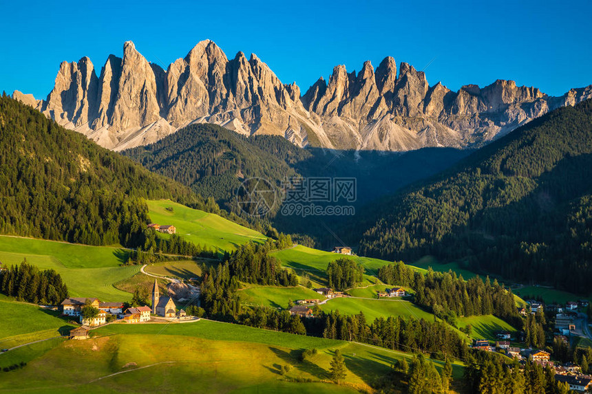 圣马达莱娜教堂和盖斯勒Odle白云岩山峰在日落时分ValDiFunes高清图片下载-正版图片506175791-摄图网
