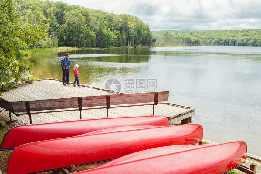 加拿大安略省米德兰地区水壶湖的父女孩加拿大森林公园自然与红色皮划艇独木舟在水边夏季节家庭高清图片下载-正版图片506178664-摄图网