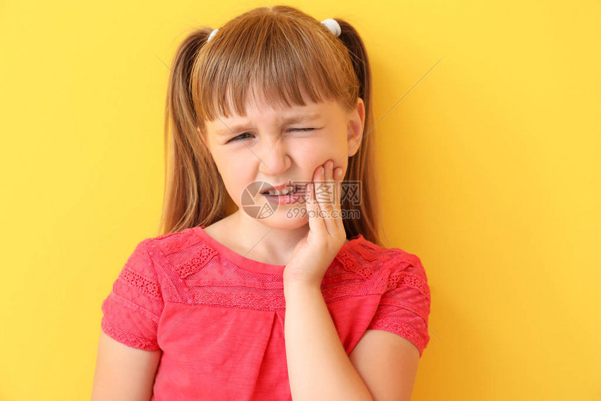 小女孩因肤色背景的牙高清图片下载-正版图片506179839-摄图网
