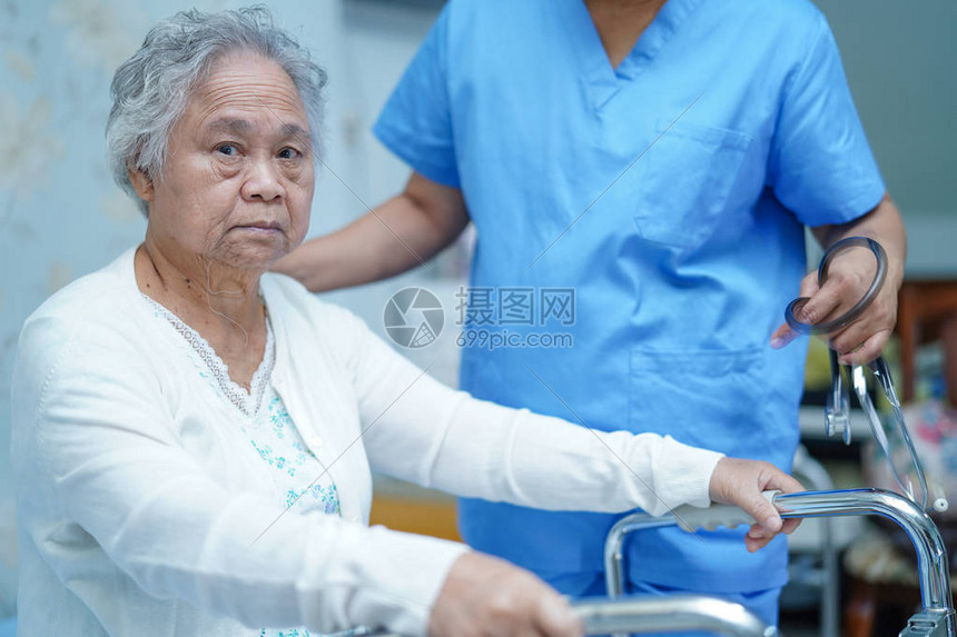 亚洲护士物理治疗师医生护理帮助和支持老年或老年妇人患者在医院病房与步行者同行高清图片下载 正版图片506184406 摄图网