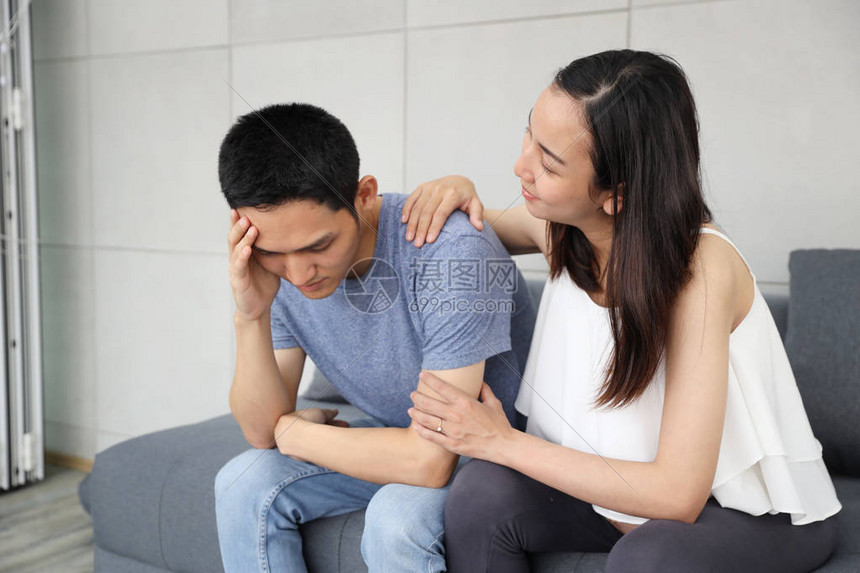 年轻怀孕的妻子坐在沙发上安慰和抚摸年高清图片下载 正版图片506186589 摄图网
