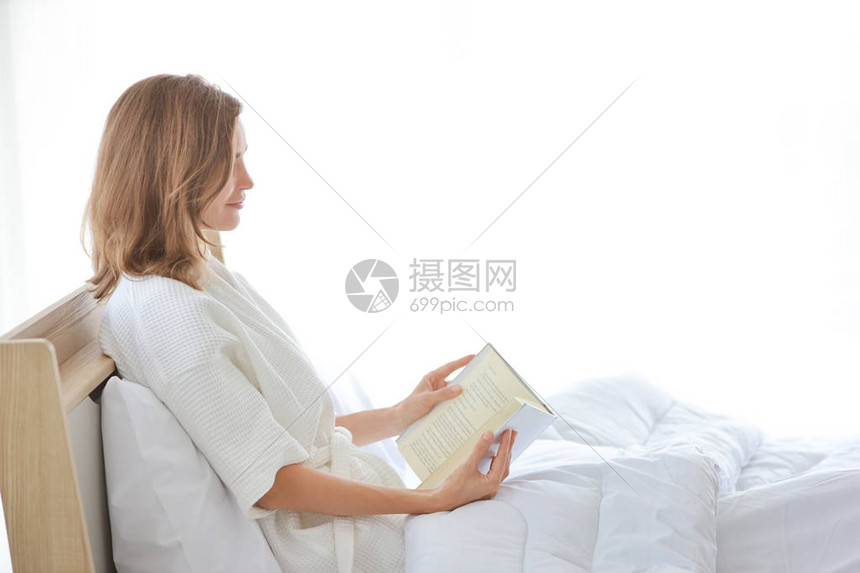 在床上阅读书快乐和美丽的脸庞的美丽高清图片下载 正版图片506186592 摄图网