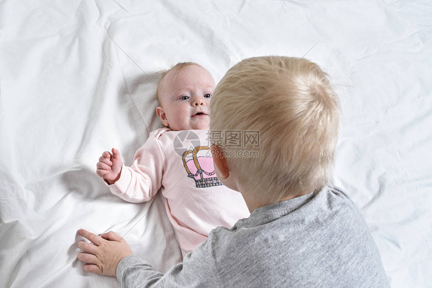 Blund哥和他的小妹玩游戏高清图片下载-正版图片506189461-摄图网