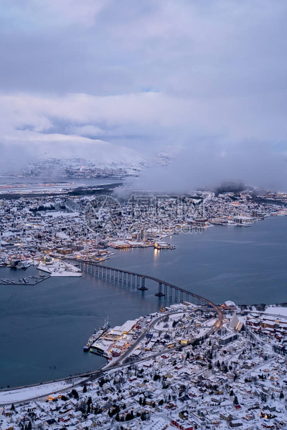 从挪威北部海拔421米的Storsteinen山脊到冬季Tromso高清图片下载-正版图片506199106-摄图网