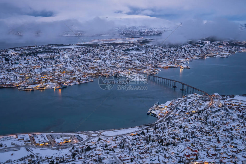 从挪威北部海拔421米的Storsteinen山脊到冬季Tromso高清图片下载-正版图片506199107-摄图网