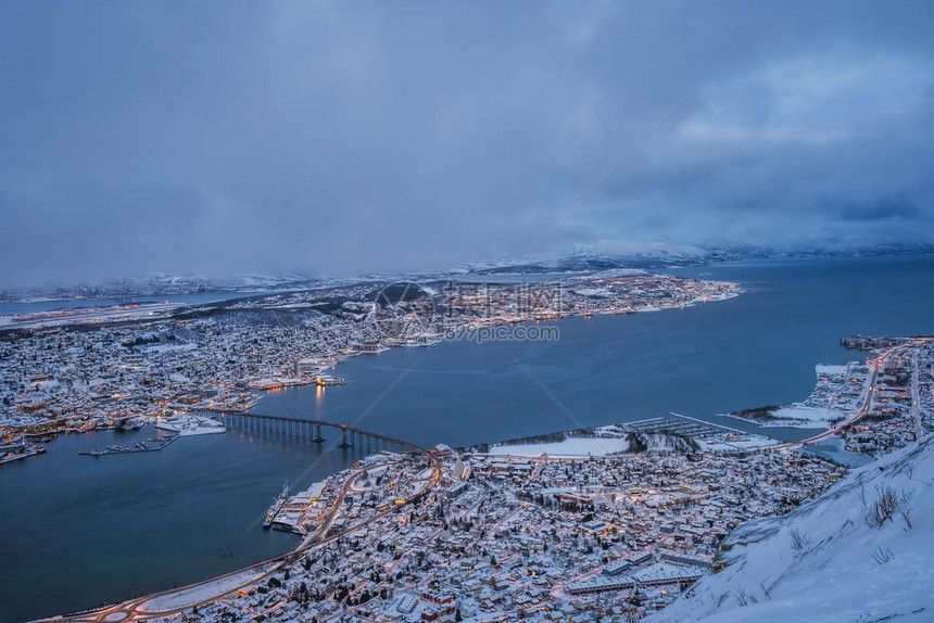 从挪威北部海拔421米的Storsteinen山脊到冬季Tromso高清图片下载-正版图片506199114-摄图网
