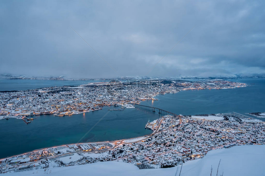 从挪威北部海拔421米的Storsteinen山脊到冬季Tromso高清图片下载-正版图片506199115-摄图网