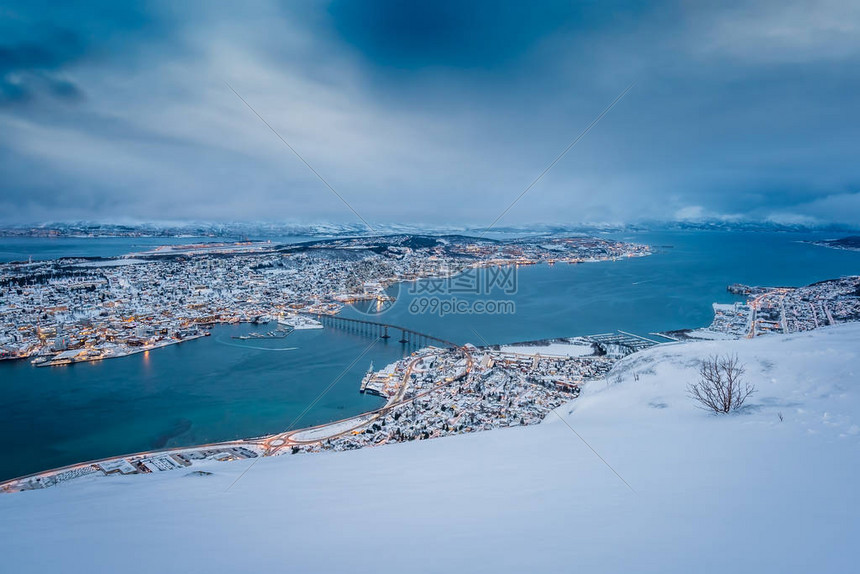 从挪威北部海拔421米的Storsteinen山脊到冬季Tromso高清图片下载-正版图片506199118-摄图网