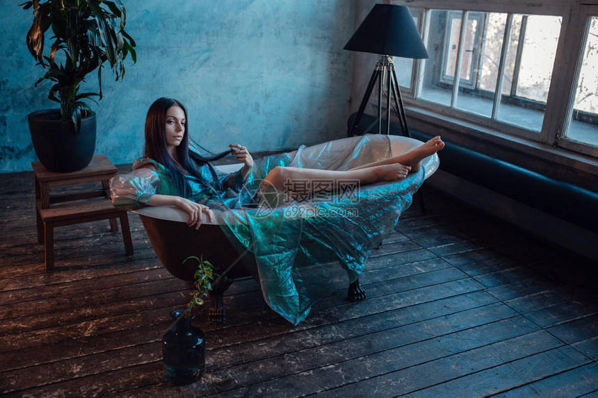 一个女人看起来像童话故事中悲伤的小美人鱼美丽的新娘在浴缸里放松婚纱的颜色是宁静高清图片下载 正版图片506202187 摄图网