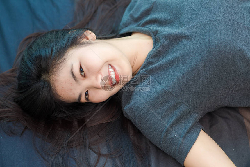 躺在床上的漂亮亚洲长发美女高清图片下载 正版图片506210050 摄图网