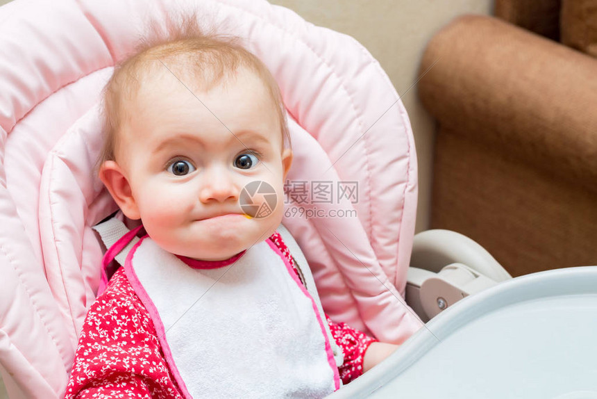 近距离观看了Pram女婴的有高清图片下载-正版图片506220045-摄图网