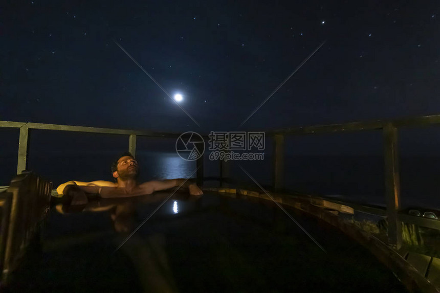 一个木制热水浴缸等着我们在日落和黄昏时分放松一下高清图片下载 正版图片506221637 摄图网