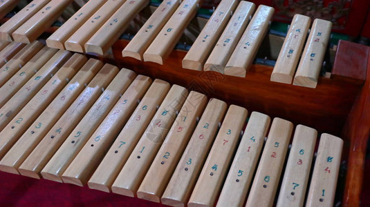 Kolintang或kulintang是一种由水平放置的小锣组成的乐器该乐器由较大的高清图片下载-正版图片506224764-摄图网