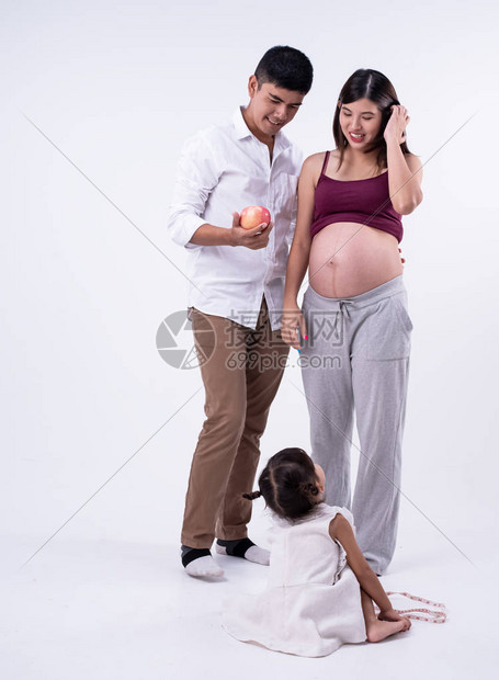 站在她丈夫旁边的美丽的孕妇小女儿坐在一楼他们是一家人高清图片下载 正版图片506228679 摄图网