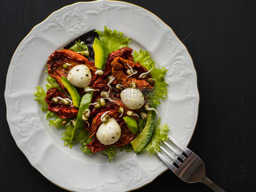 由干番茄petsai鳄梨发芽的绿豆和马苏里拉奶酪制成的沙拉平躺顶视图黑暗的背高清图片下载-正版图片506257699-摄图网
