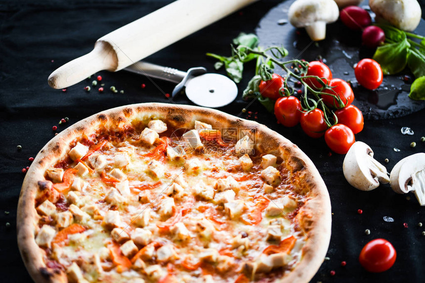 美味可口的意大利鸡肉比萨配有新高清图片下载-正版图片506261835-摄图网