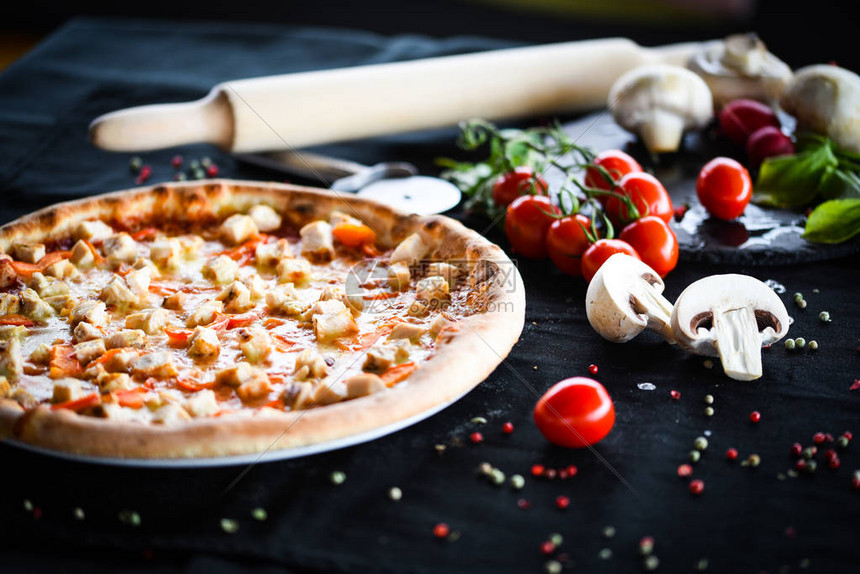 美味可口的意大利鸡肉比萨配有新高清图片下载-正版图片506261842-摄图网