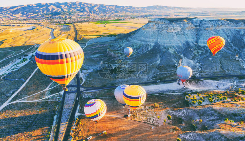 热气球在日出时飞越土耳其卡帕多高清图片下载-正版图片506267943-摄图网
