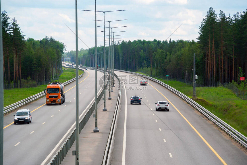 M1111高速公路段向圣彼得高清图片下载-正版图片506272099-摄图网