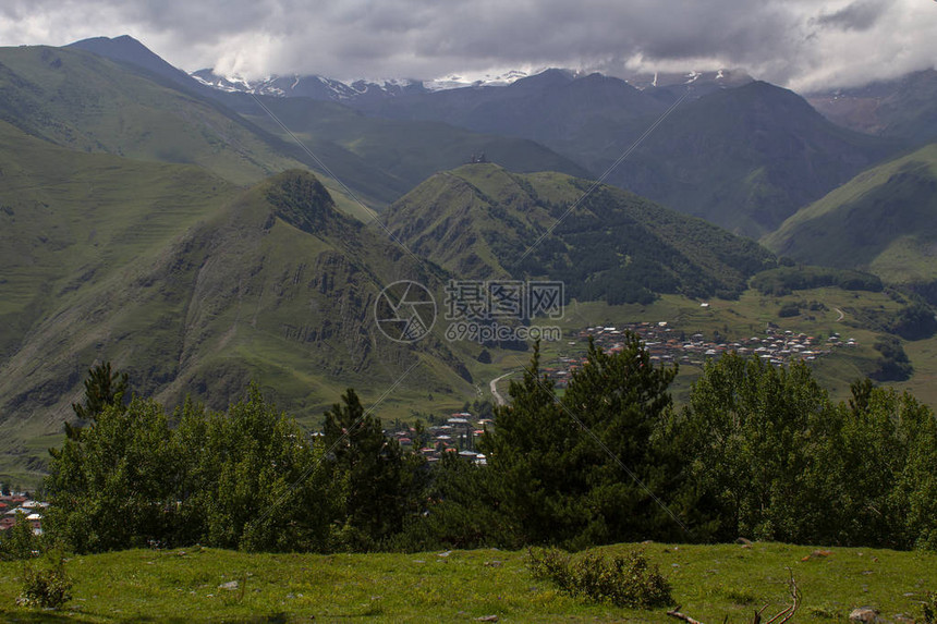 格鲁吉亚高加索山区GergetiTrinity教堂和Stepantsmin高清图片下载-正版图片506275284-摄图网