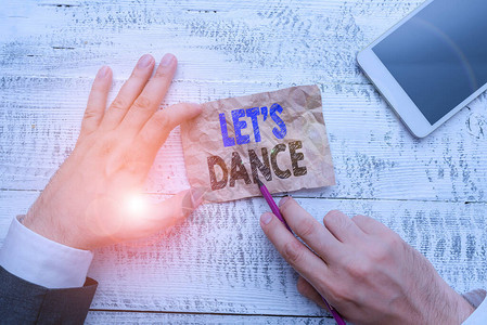 概念手写显示让S跳舞概念意义按照一系列步骤有节奏地随着音乐移动时尚笔记本电脑铅笔方纸高清图片下载-正版图片506279681-摄图网