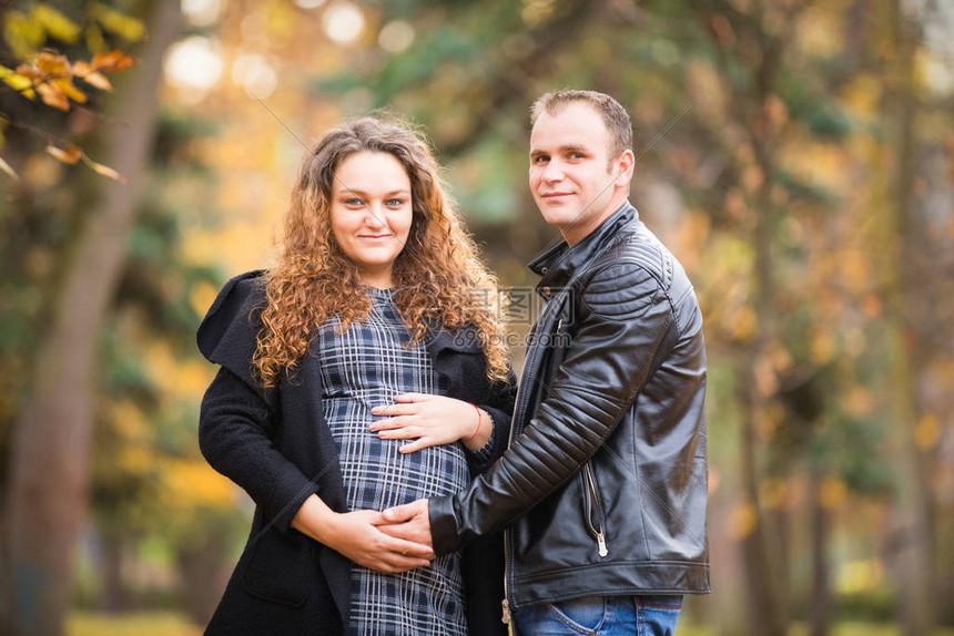 秋天背景中的幸福怀孕夫妇高清图片下载-正版图片506291129-摄图网