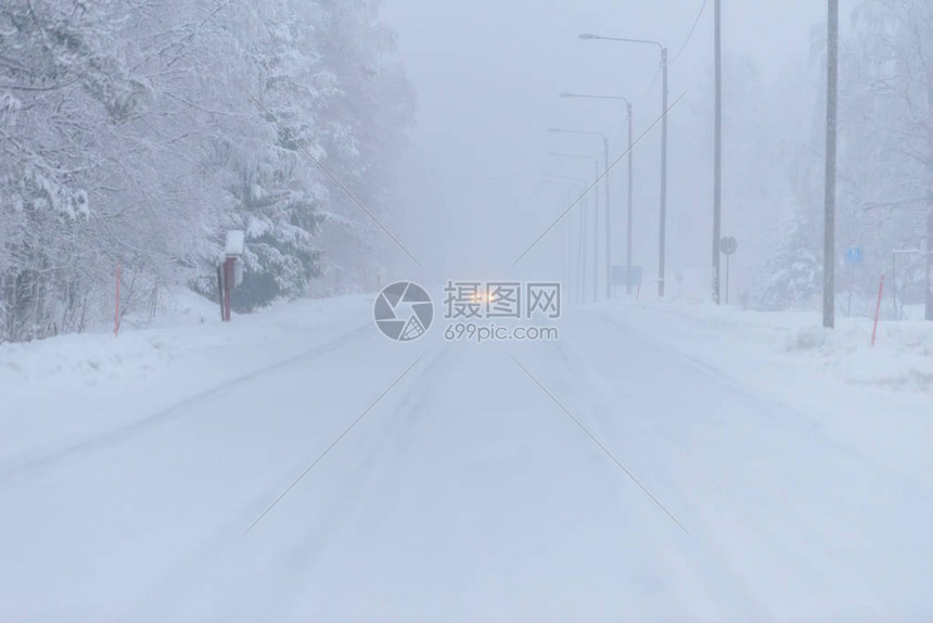 496号公路在芬兰Tuupovaara冬季被大雪和恶劣天气所覆盖高清图片下载-正版图片506294338-摄图网