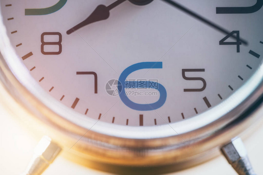日光背景时关闭提醒钟infot高清图片下载-正版图片506295601-摄图网