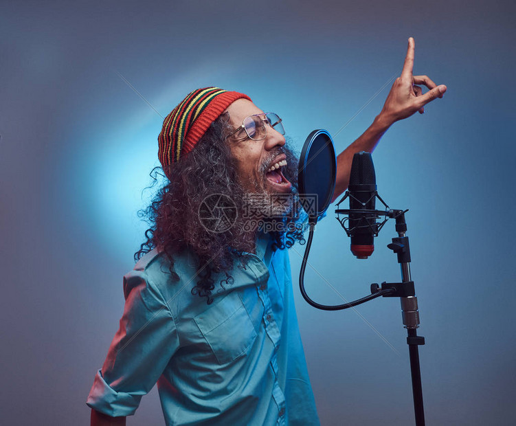 身着蓝衬衫的非洲Rastafarian男歌手在录音室写歌时也带着情感色彩高清图片下载-正版图片506298358-摄图网