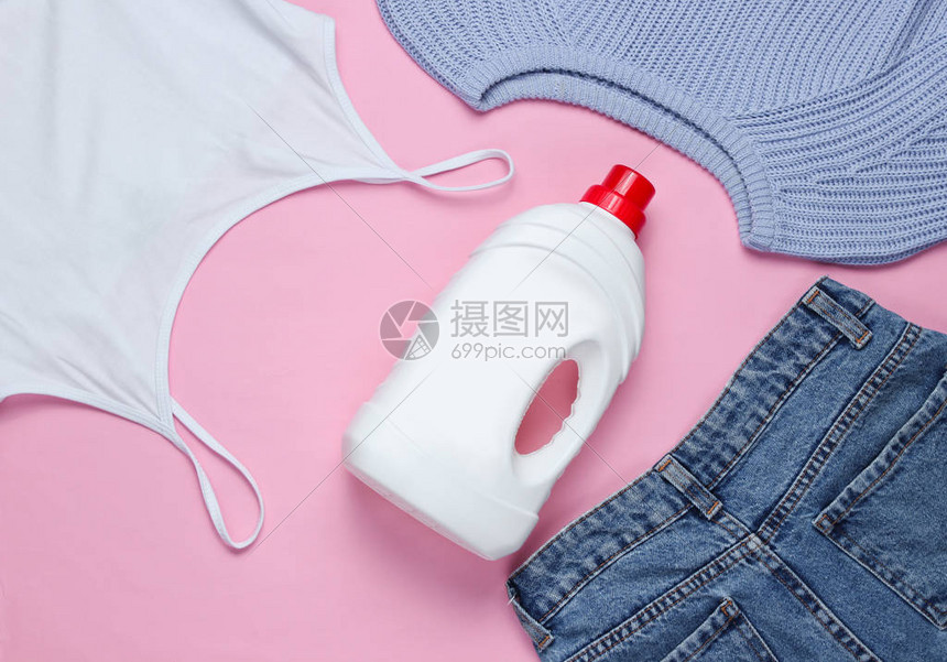 洗衣用品粉红背景上一瓶洗衣凝胶顶级视图Timp高清图片下载-正版图片506302810-摄图网