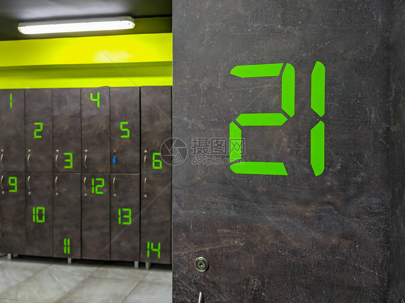 更衣室或更衣室中21号储物柜的特写高清图片下载-正版图片506307138-摄图网