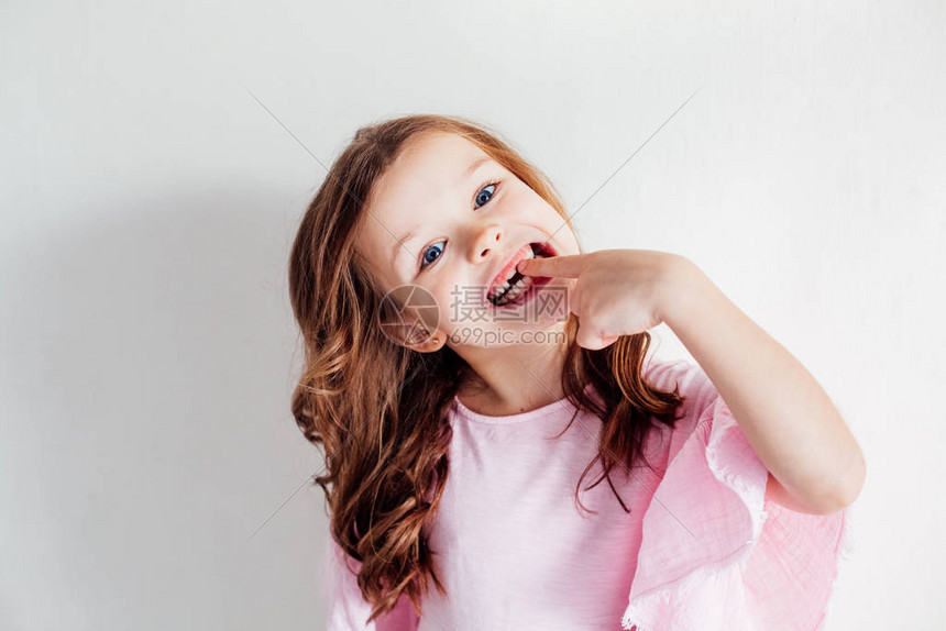 牙科用牙刷的小女孩高清图片下载-正版图片506321378-摄图网