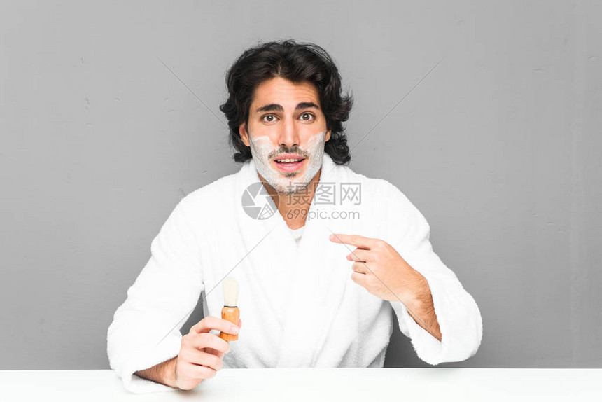 年轻人刮胡子时的胡子惊讶地指着自己高清图片下载 正版图片506345237 摄图网