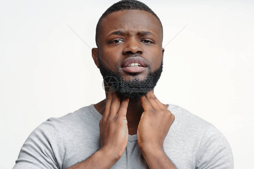 患有慢脑膜炎的年青阿夫罗男子高清图片下载-正版图片506346001-摄图网