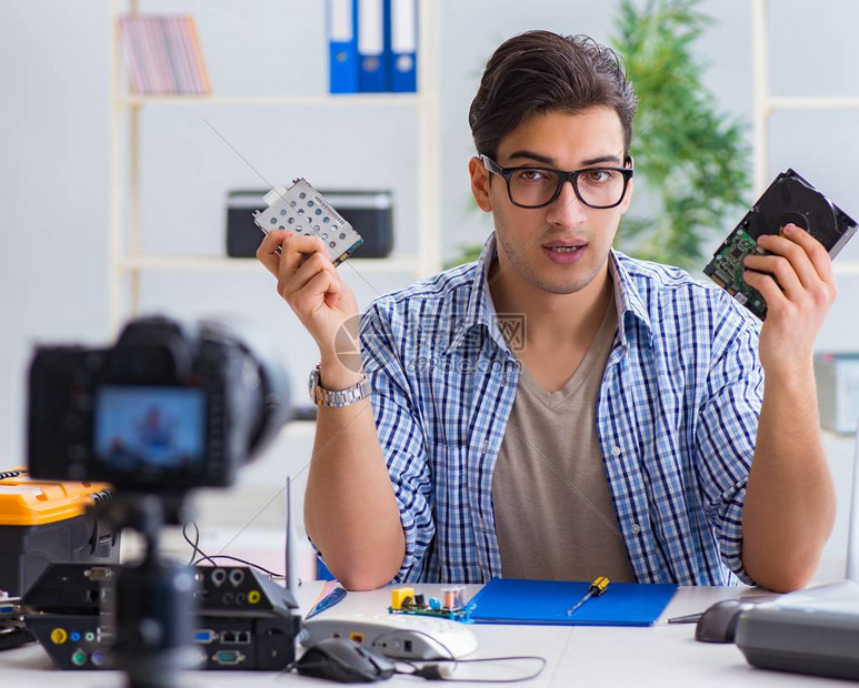 Vloglog博客相机上的Vlogger录高清图片下载-正版图片506346205-摄图网