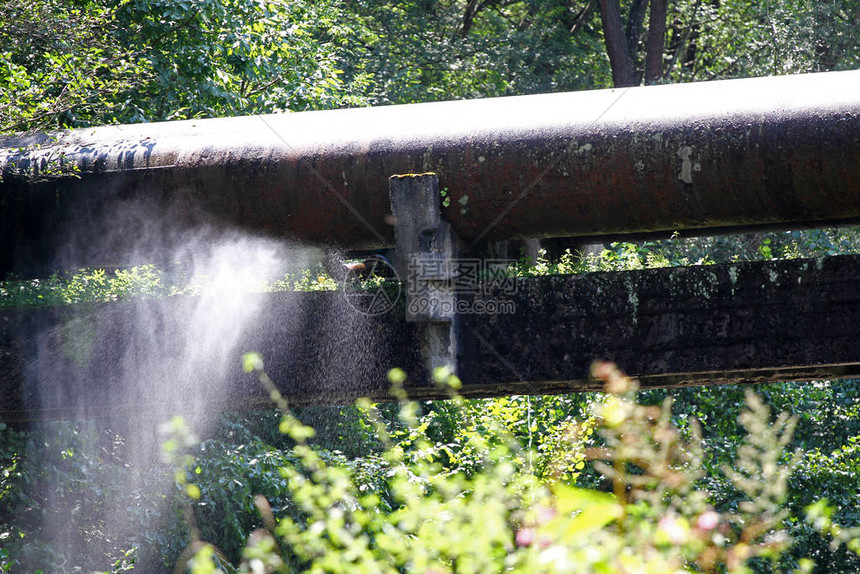 Rusty爆裂的水管喷水自然高清图片下载-正版图片506346925-摄图网