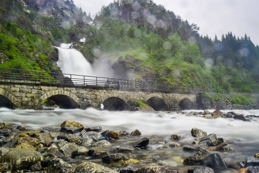 Langfossen瀑布位于挪威的E134高清图片下载-正版图片506350689-摄图网