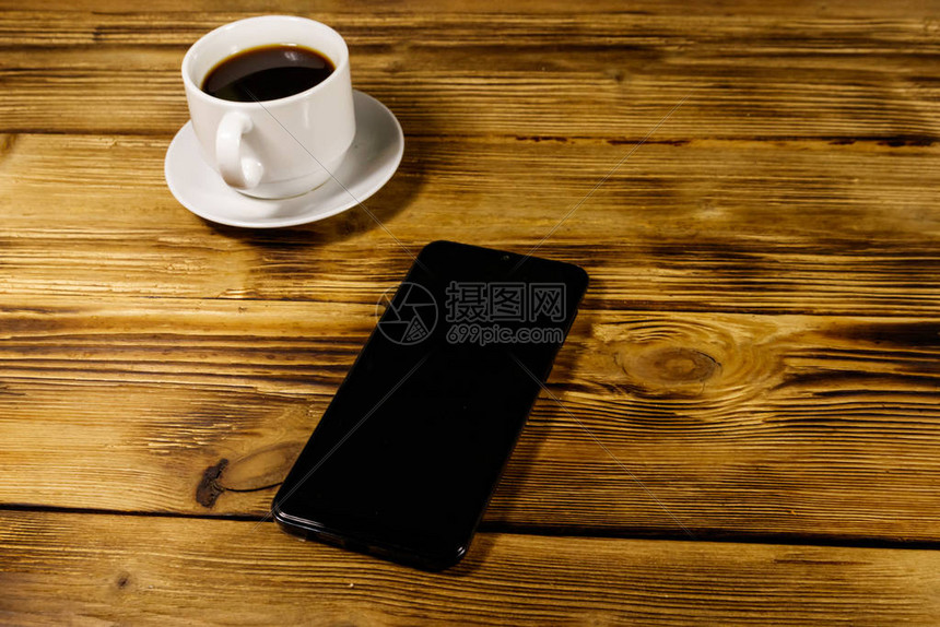 木桌上的咖啡和智能手机高清图片下载-正版图片506378600-摄图网