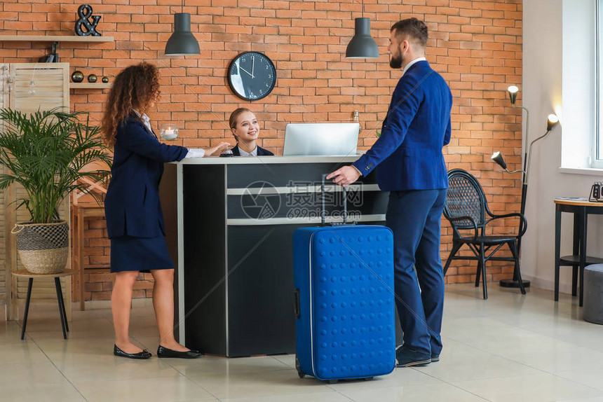 酒店前台附近的客人高清图片下载-正版图片506378856-摄图网