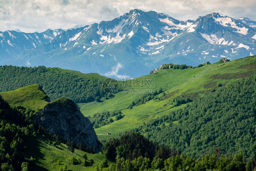 高加索山脉的小房子俄国高清图片下载-正版图片506379323-摄图网