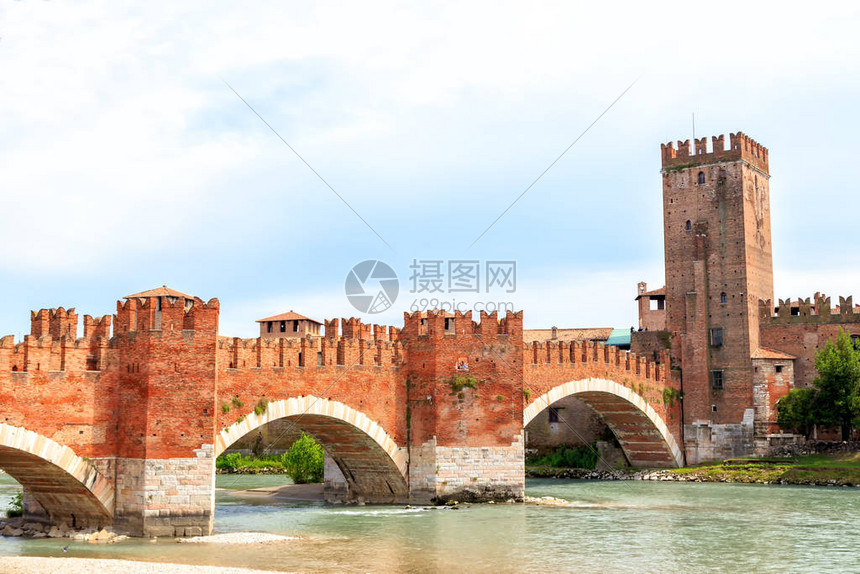 位于意大利维罗纳大桥和Castelvecchio城高清图片下载-正版图片506399273-摄图网