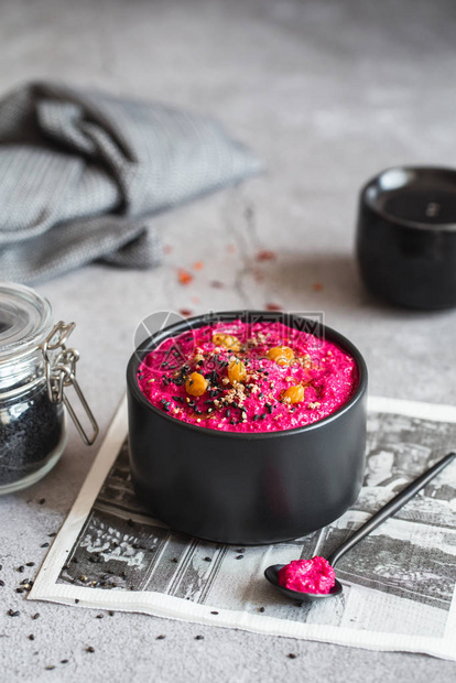 黑碗中的甜菜根dippup酱高清图片下载-正版图片506403540-摄图网