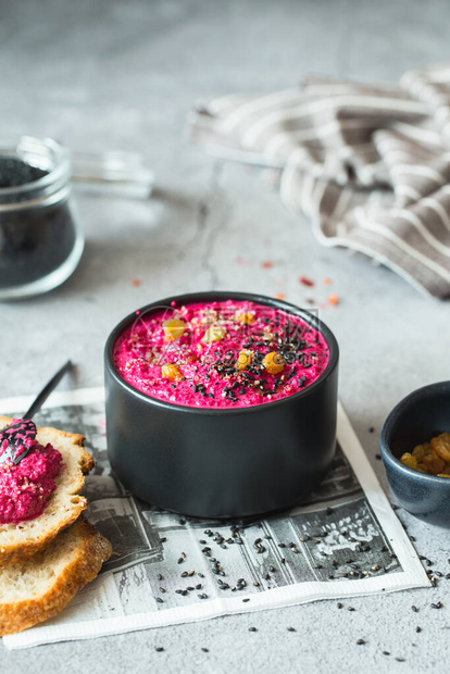 黑碗中的甜菜根dippup酱高清图片下载-正版图片506403541-摄图网